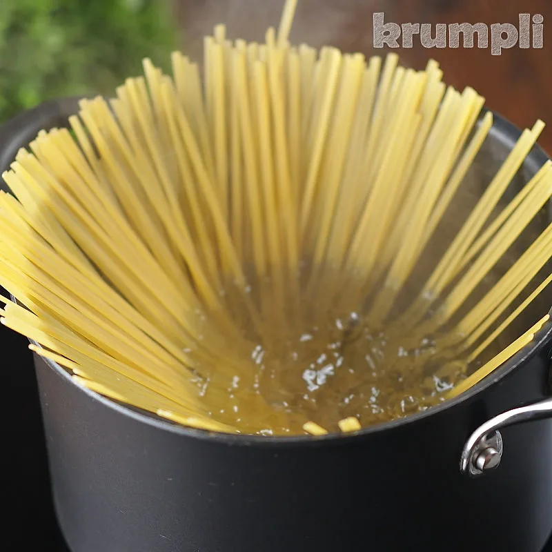 Quick Garlic Chilli Prawn Linguine - Krumpli